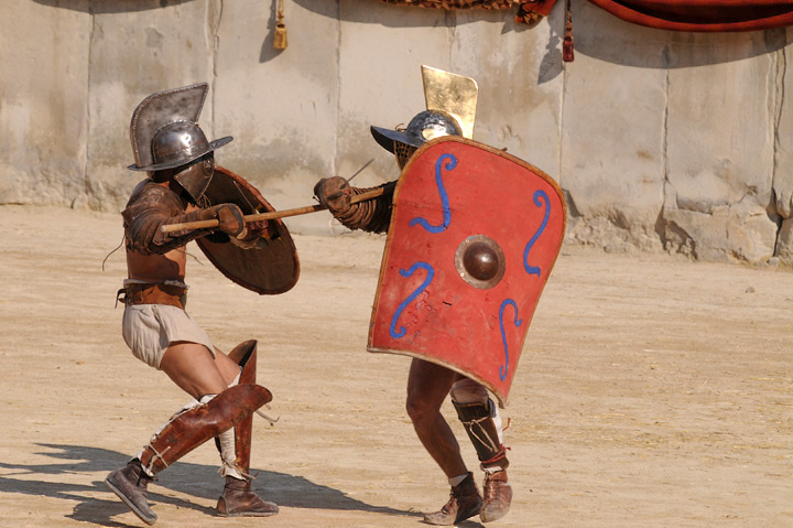 Les arènes romaines de NÎMES, que les voyageurs du temps décorerons pour les grands jeux romains